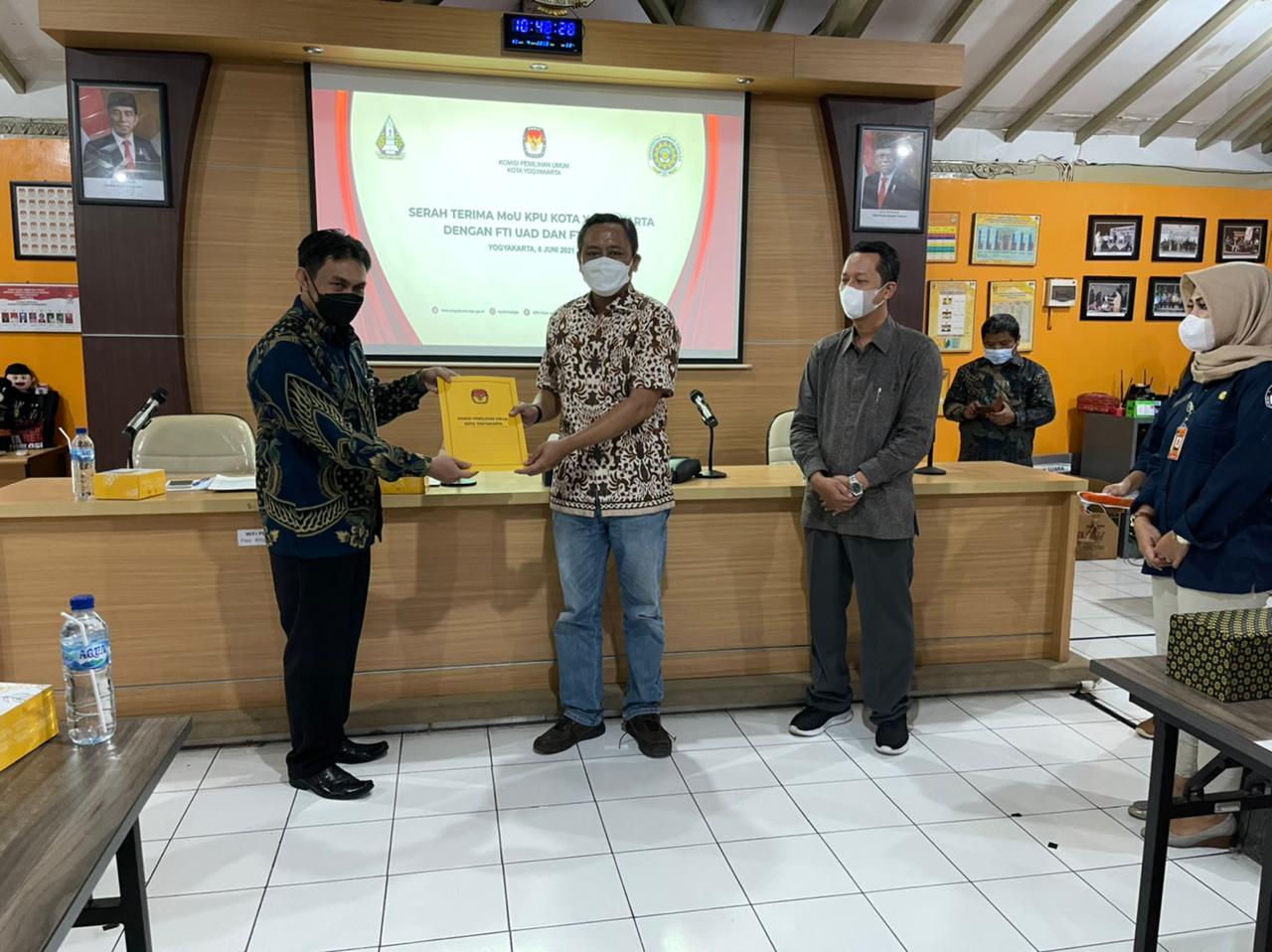 Serah Terima MoU KPU Kota Yogyakarta dengan FTI UKDW & FTI UAD ...