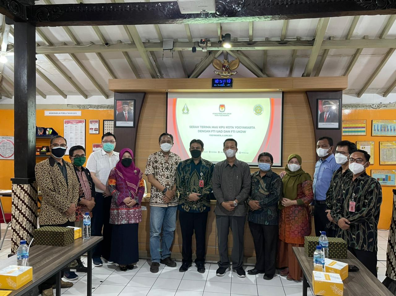 Serah Terima MoU KPU Kota Yogyakarta dengan FTI UKDW & FTI UAD ...