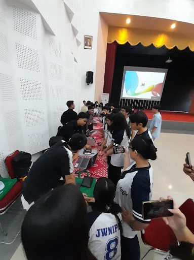 3 Kelompok Usaha Mahasiswa UKDW Ajak Siswa SMA YSKI Semarang Kenali ...